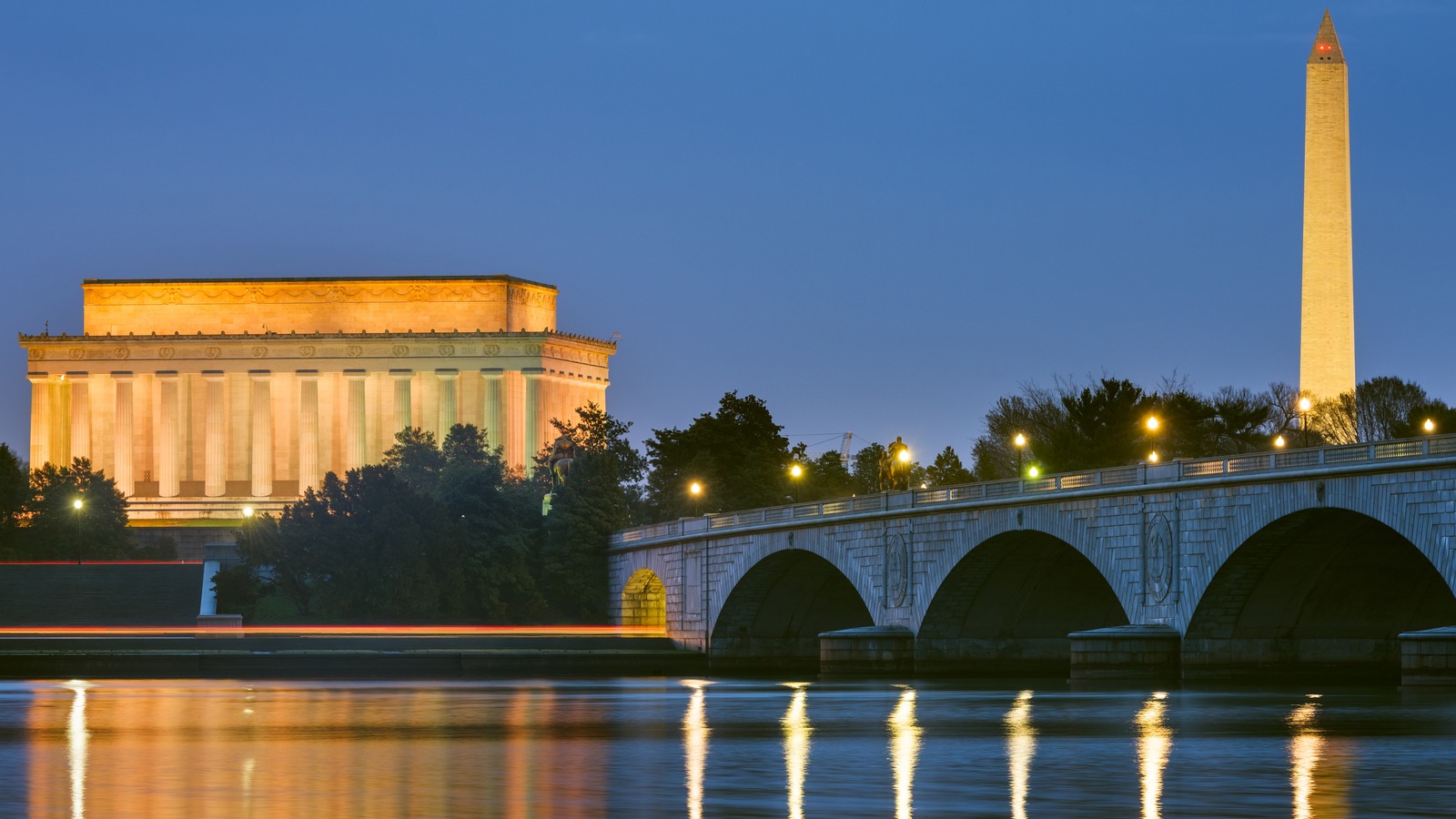Visit These 5 Tourist Attractions In Washington, D.C. At Night
