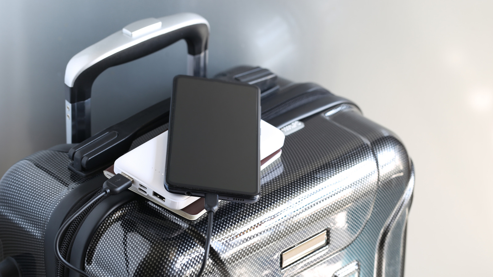 5 Useful Tech Gadgets That Travelers Can Bring In A Carry-On Bag
