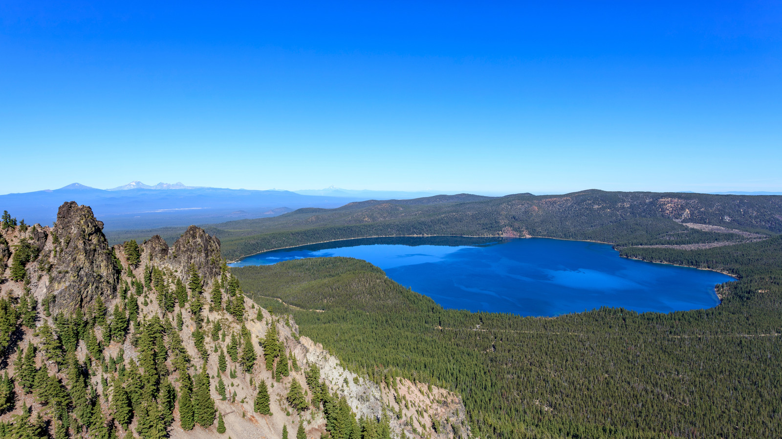 A Breathtaking Lake Hidden In Oregon's Deschutes National Forest Is A ...