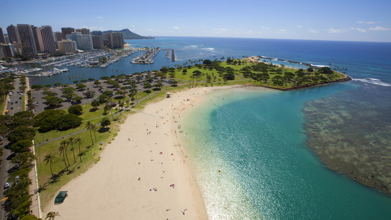 A Spacious Beach Park On Oahu Is One Of The Most Beautiful Destinations ...