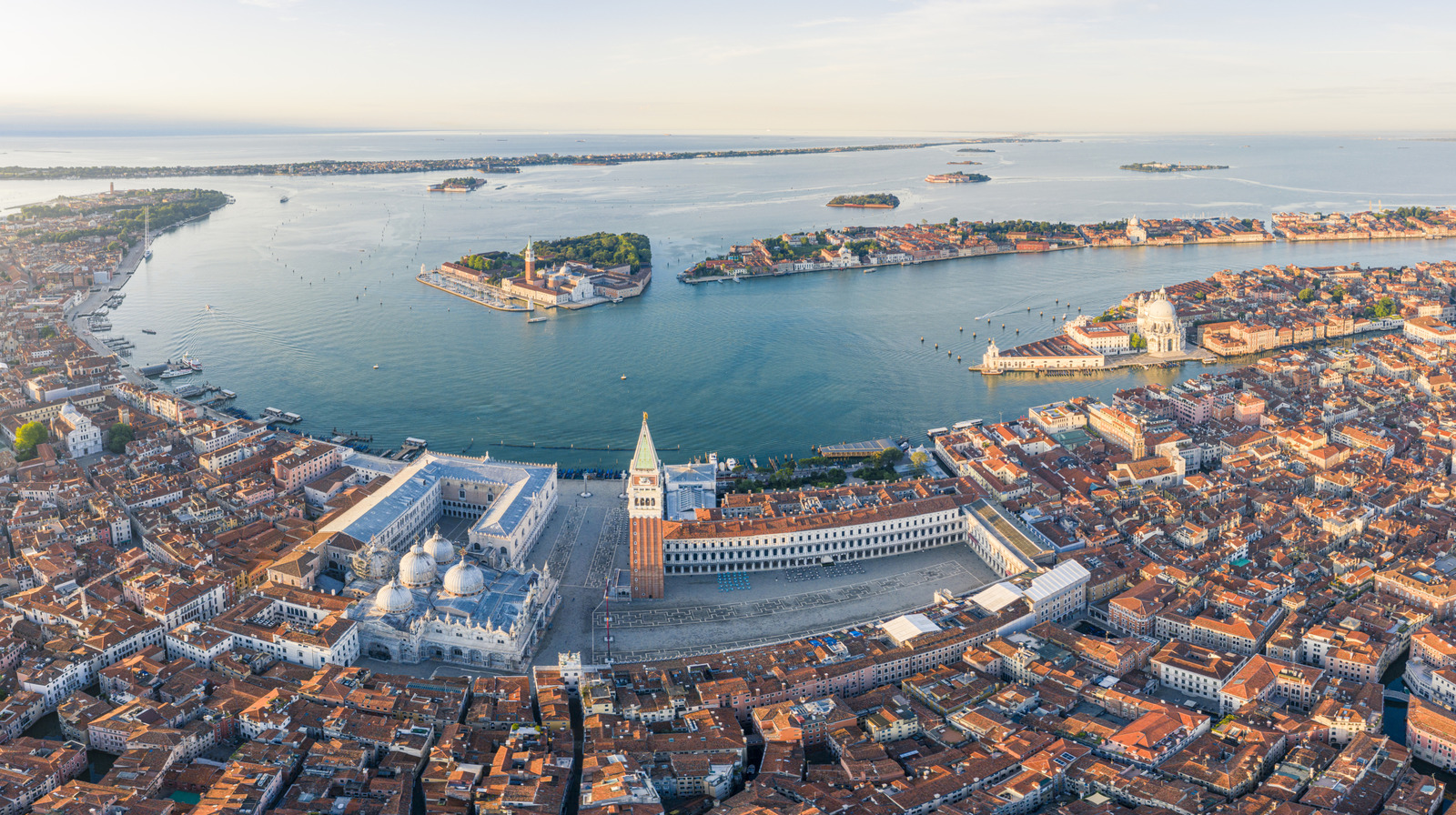 A Stunning Beach Island Has Emerged In Venice's Lagoon (And It's Here ...