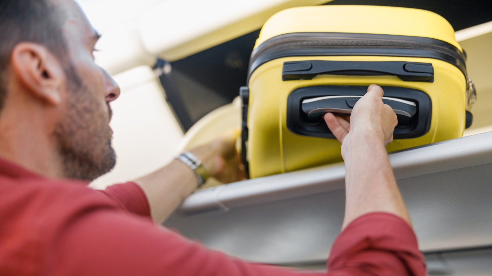 A Travel Safety Expert Tells Us How To Avoid Carry-On Bag Theft During ...