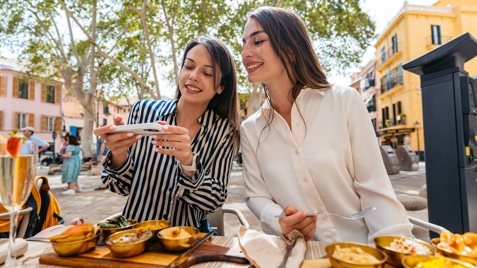 Avoid Being Pickpocketed While Eating In A Big City Thanks To TikTok's ...