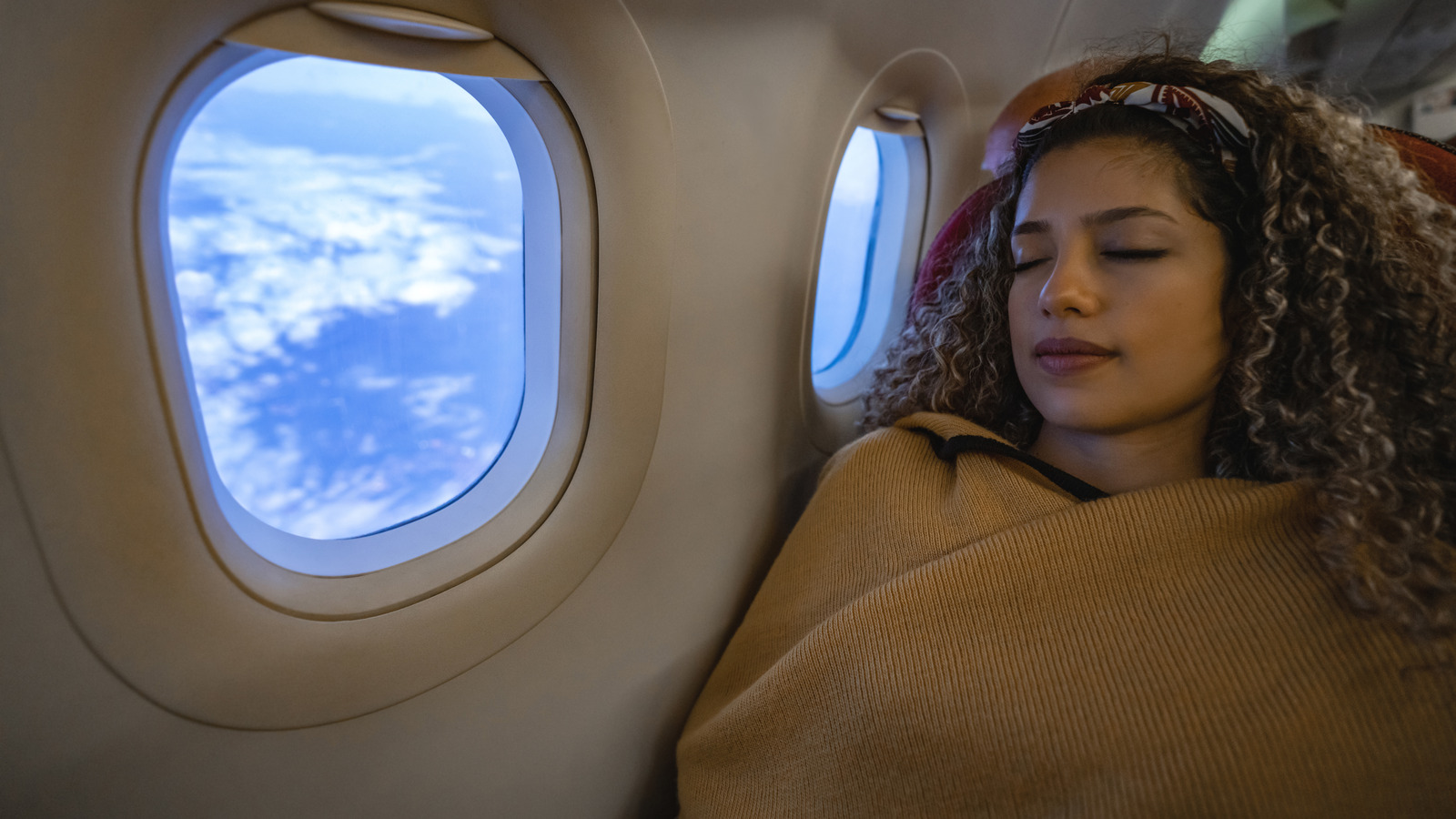 An Expert Tells Us Why This Common Tip For Sleeping On A Plane Is ...