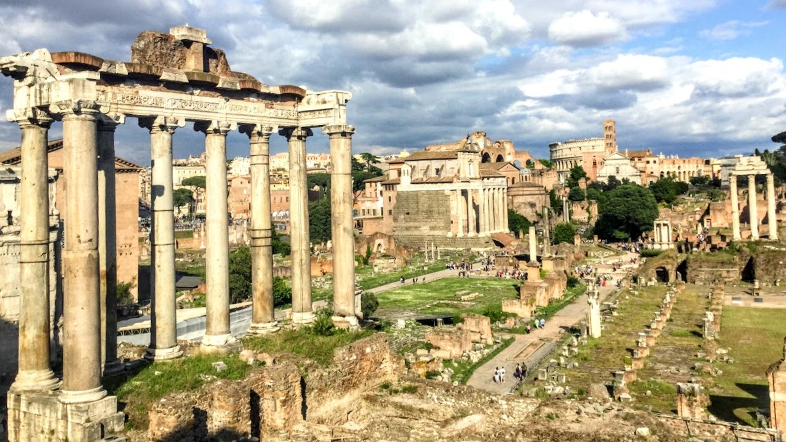 Guided, Hosted, Bus, And Audio Tours: Which Is Best For You While You ...