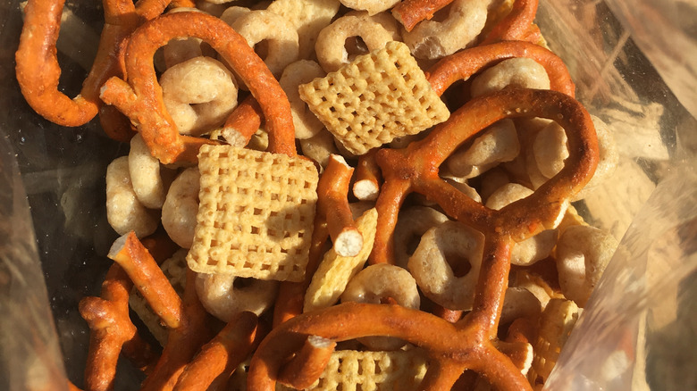 How Seasoned Disney World Visitors Eat On A Budget Without A Dining Plan