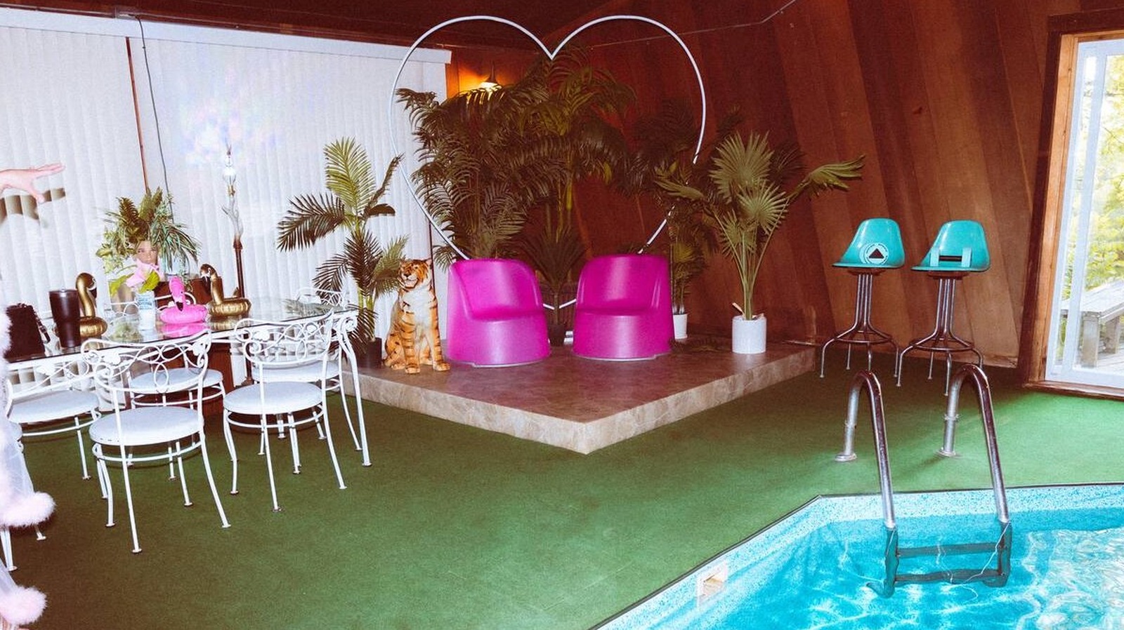 Minnesota's Kitschy Vacation Rental Is A Popular '70s-Style Gem With ...