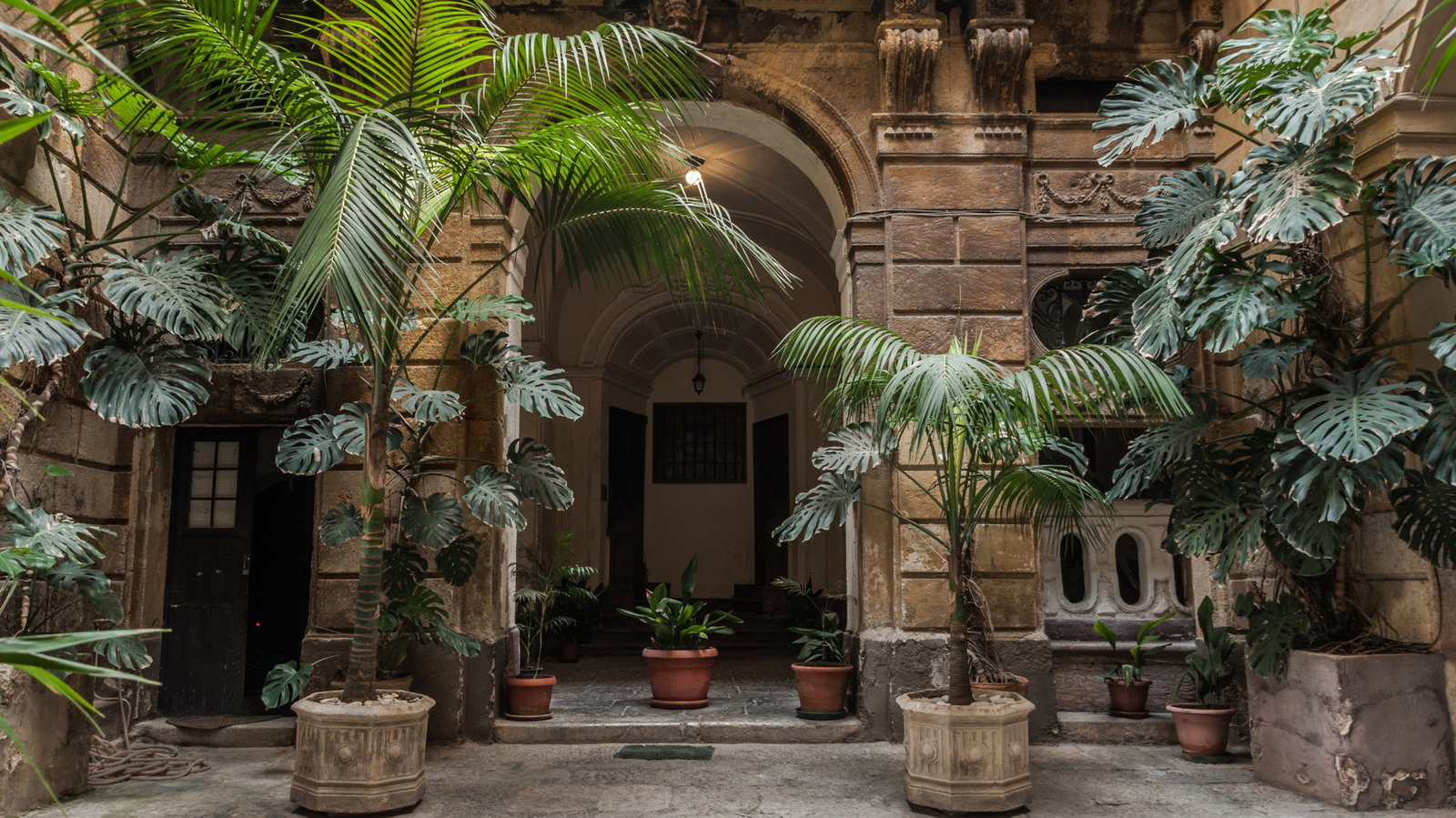 Rick Steves Recommends This Ancient Italian Palace To See Rare, Museum ...