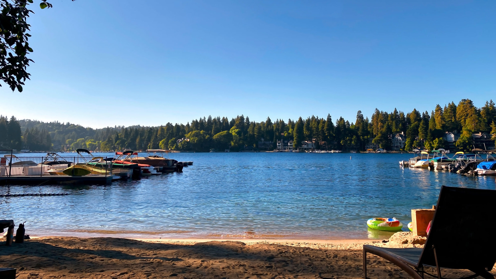 Sleep In Luxury Lodge Rooms At This Lakeside Mountain Hideaway Resort ...