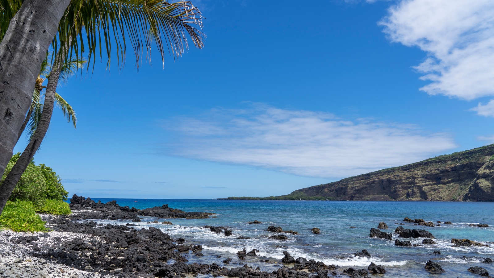 The Beautiful, Less-Crowded Hawaiian Beach Best For Fun Water Activities