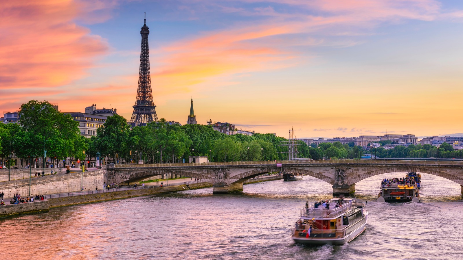 The Best Time Of Year To Visit France If You're Traveling On A Budget