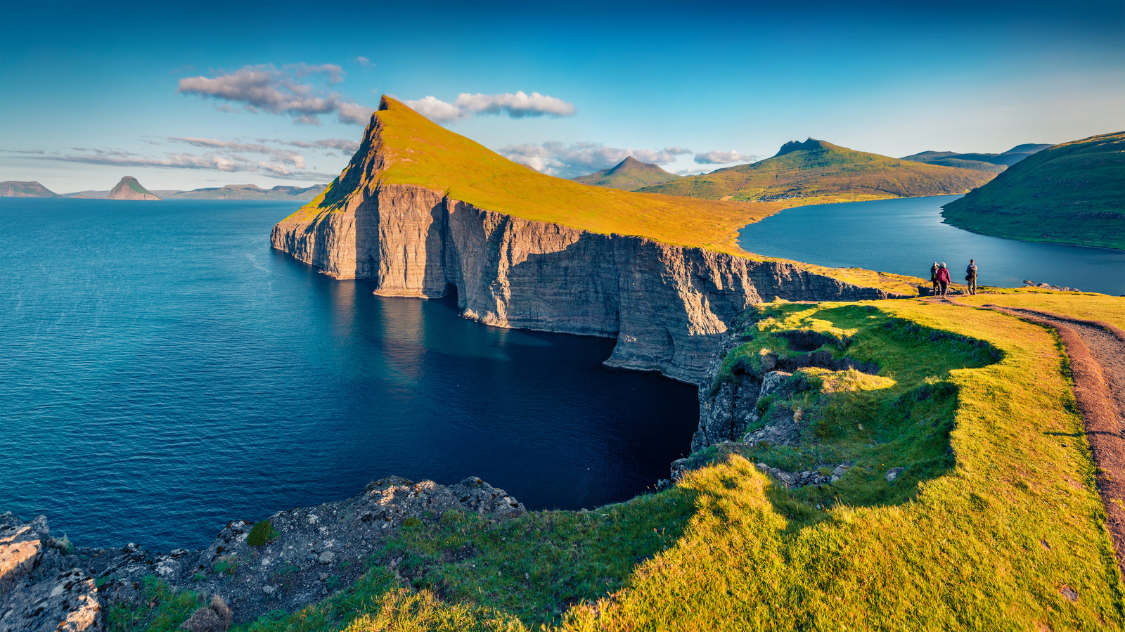 The Breathtaking Lake With An Unusual Optical Illusion That'll Make You ...