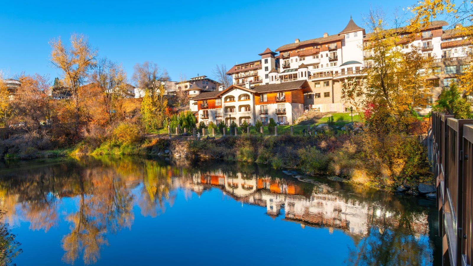 The Cozy Mountain Resort In Washington's Bavarian Village With ...
