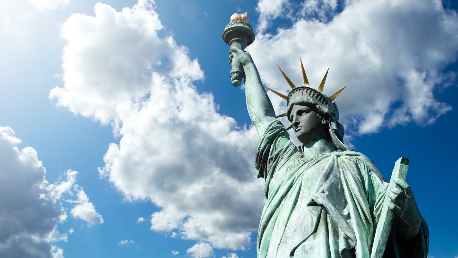 The Unexpected Dangerous Detail Tourists Don't Realize About The Statue ...