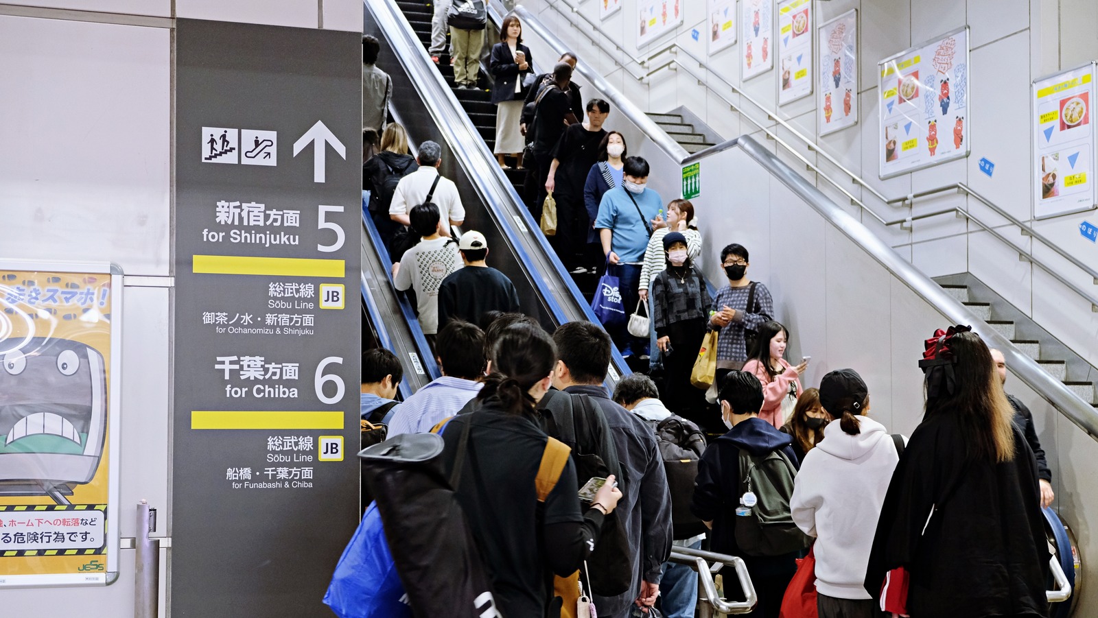The Unspoken Escalator Etiquette Rule In Japan Tourists Should Know ...
