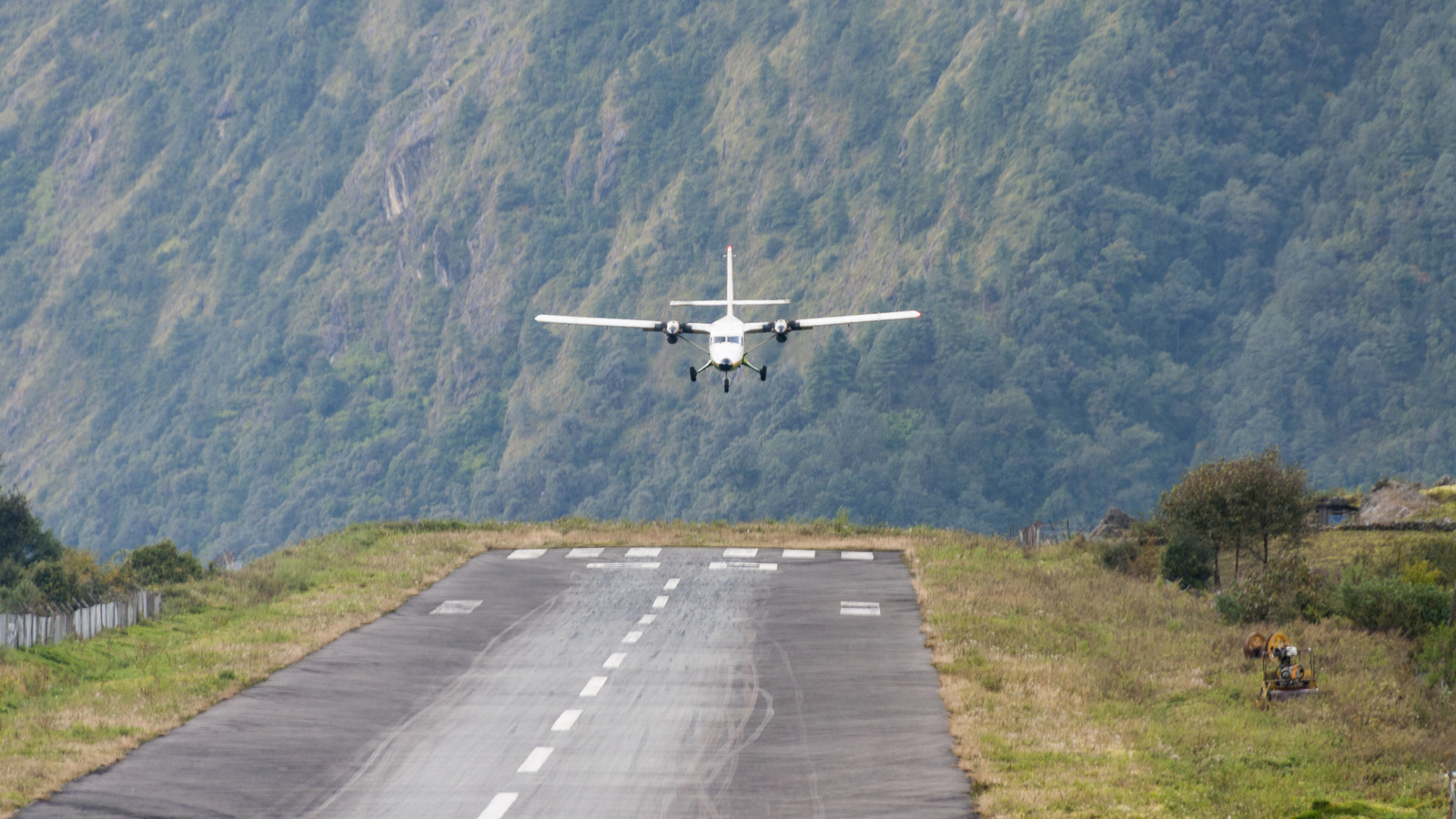 The World's Most Dangerous Airport Has A Strikingly Short Runway ...