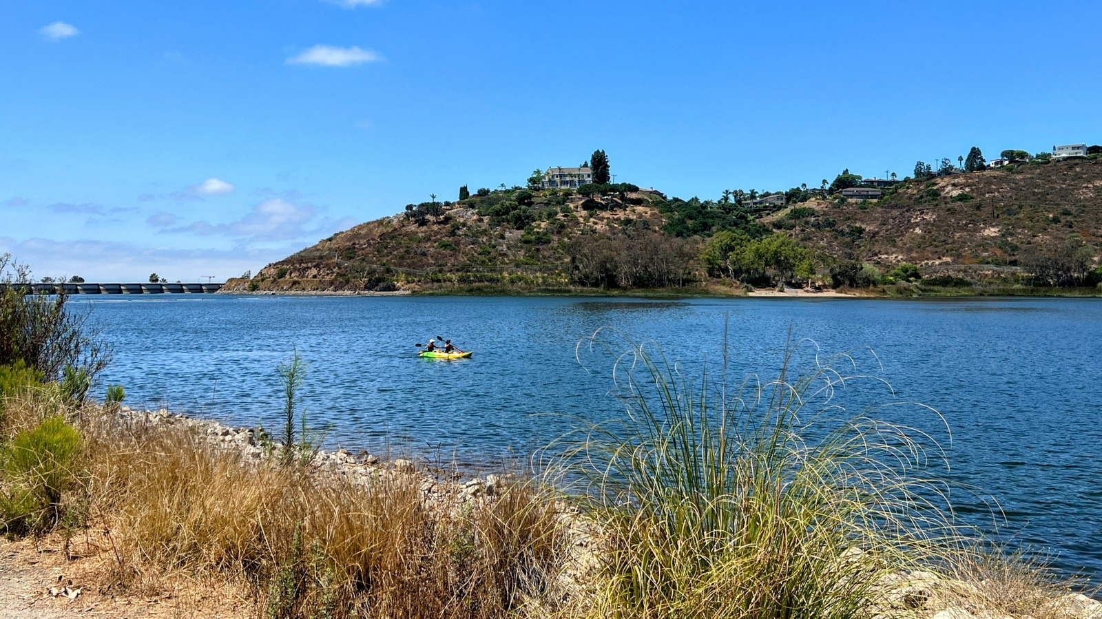 This Beautiful Lake In Sunny San Diego Is A Family-Friendly Haven For ...