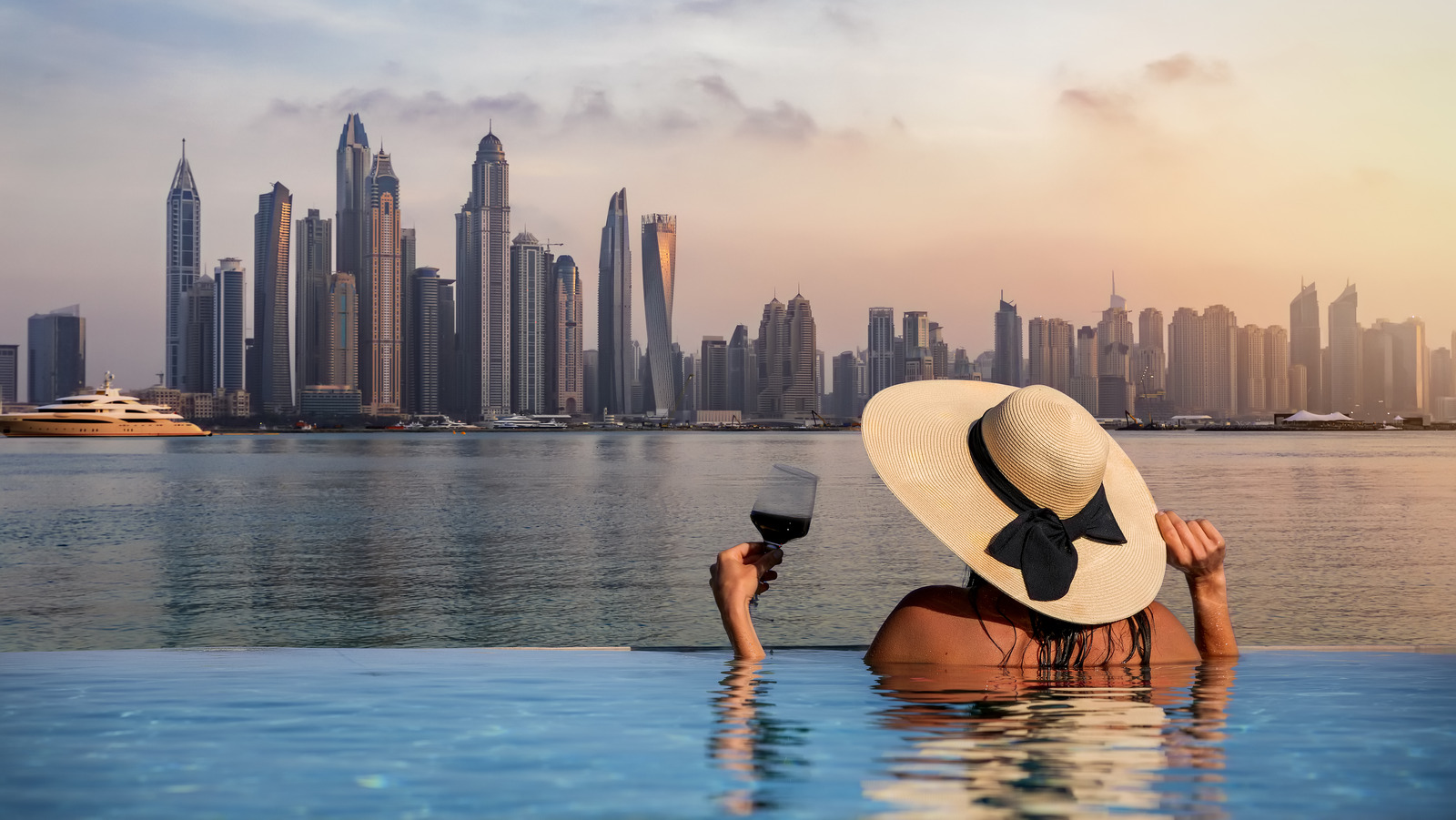 This Luxury Dubai Hotel Has 360-Degree Views Of The Gulf You'll Have To ...