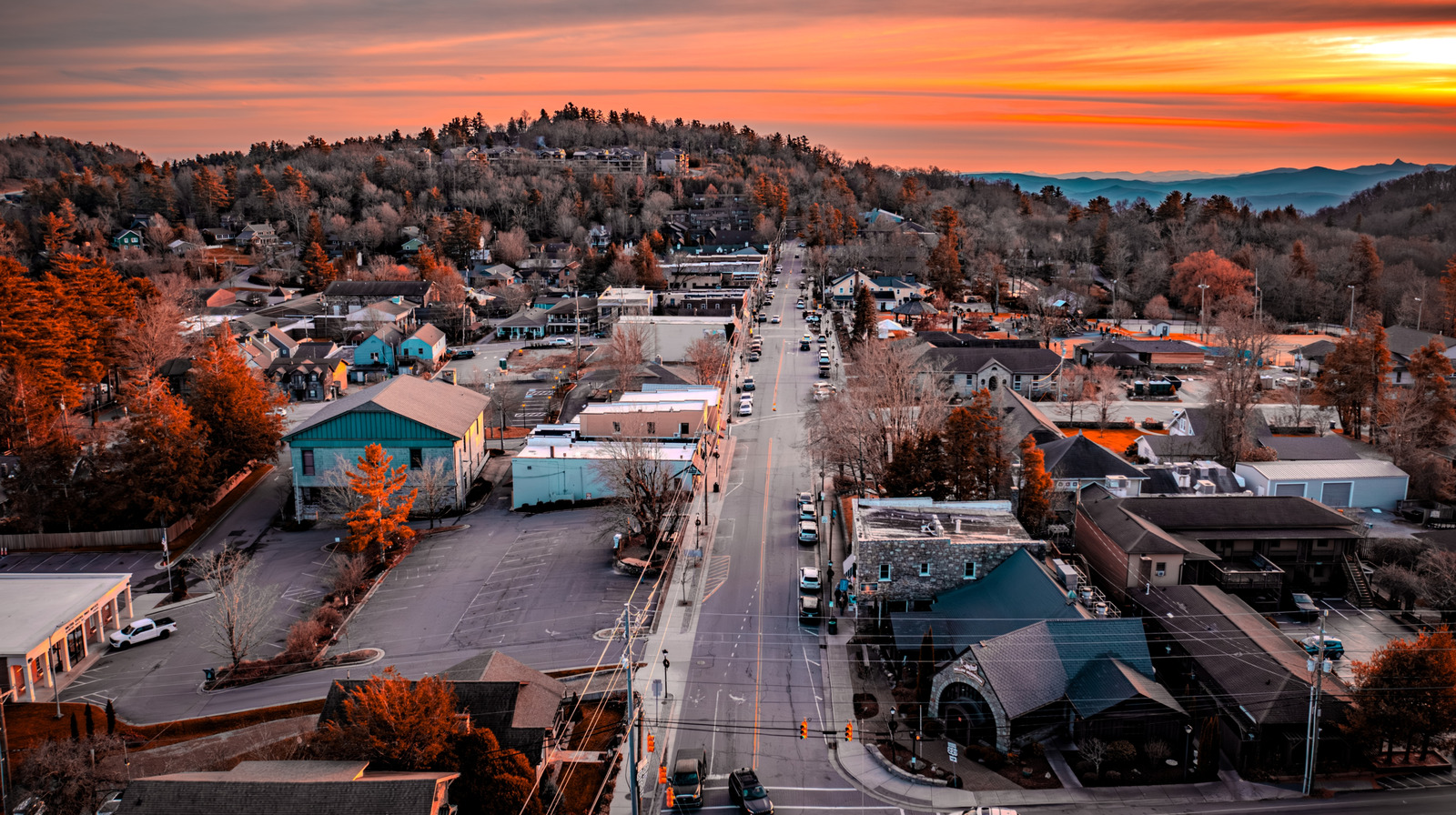 This Scenic Mountain Town In North Carolina Has A Charming Downtown ...