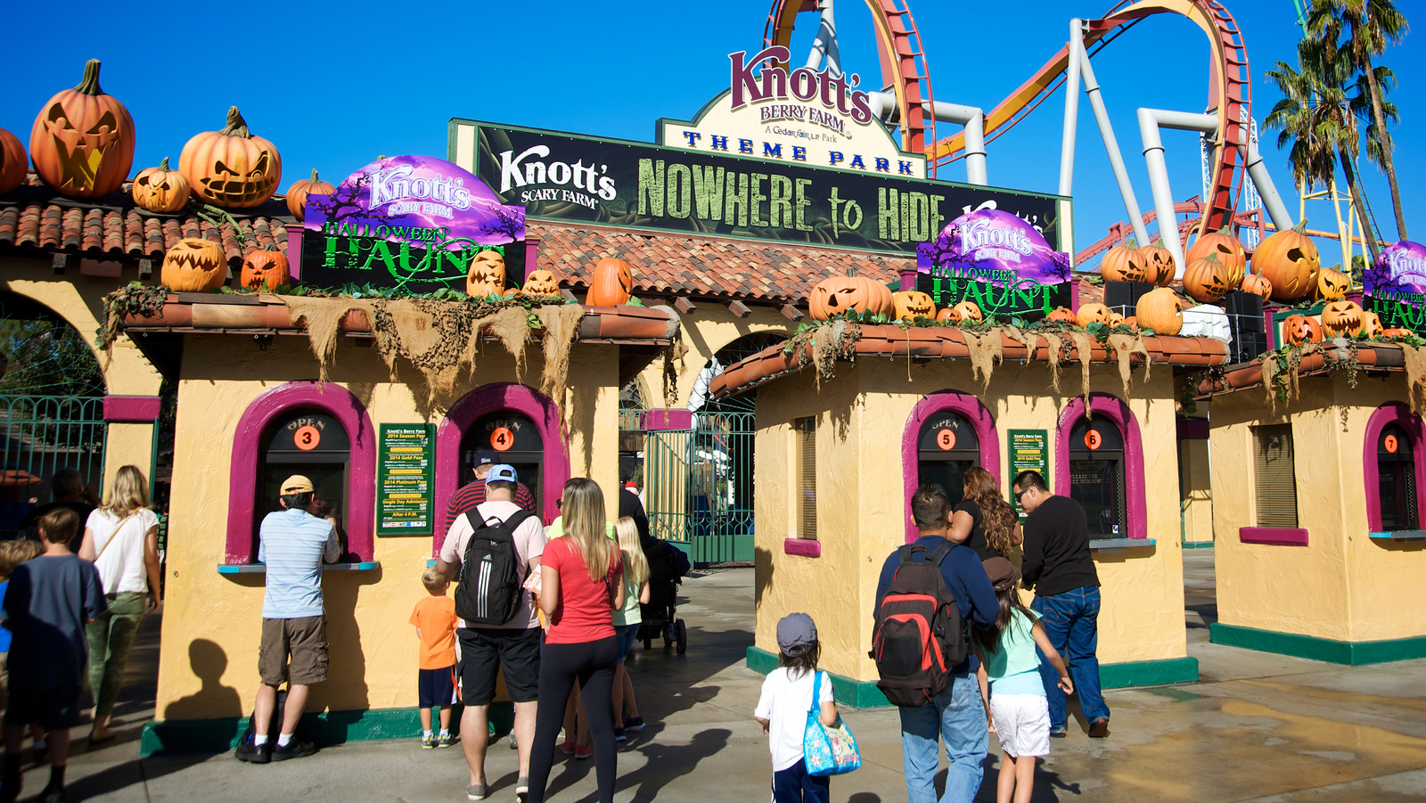 Visit California's Popular Theme Park Knott's Berry Farm In The Fall ...
