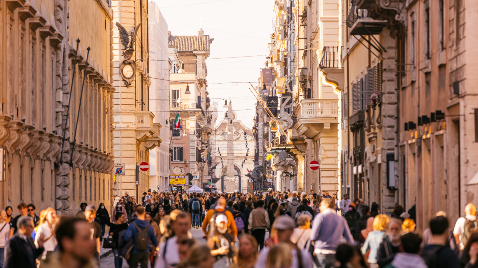 Why Tourists Should Not Try To Beat The Crowds And Go Shopping Early ...
