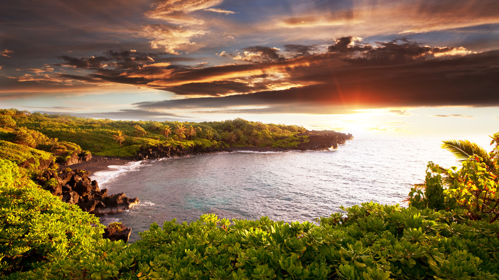 Why You Should Add This Tropical Hawaiian Island To Your Fall Bucket List