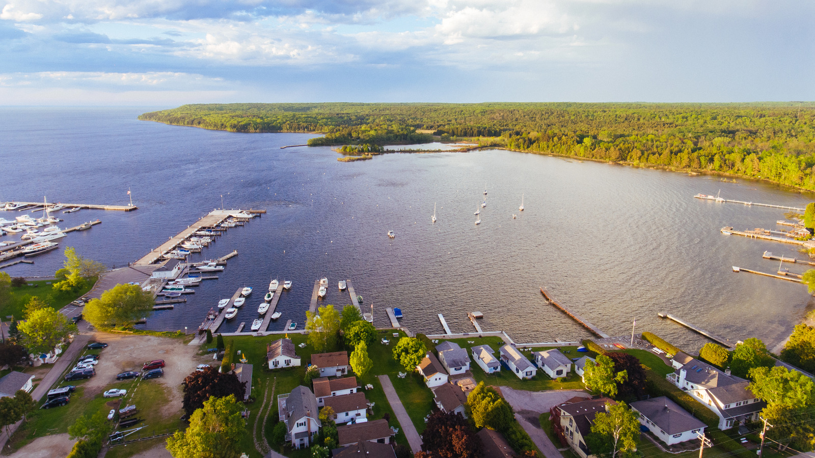Wisconsin's Cute Community On The Shores Of Green Bay Is Charming In ...