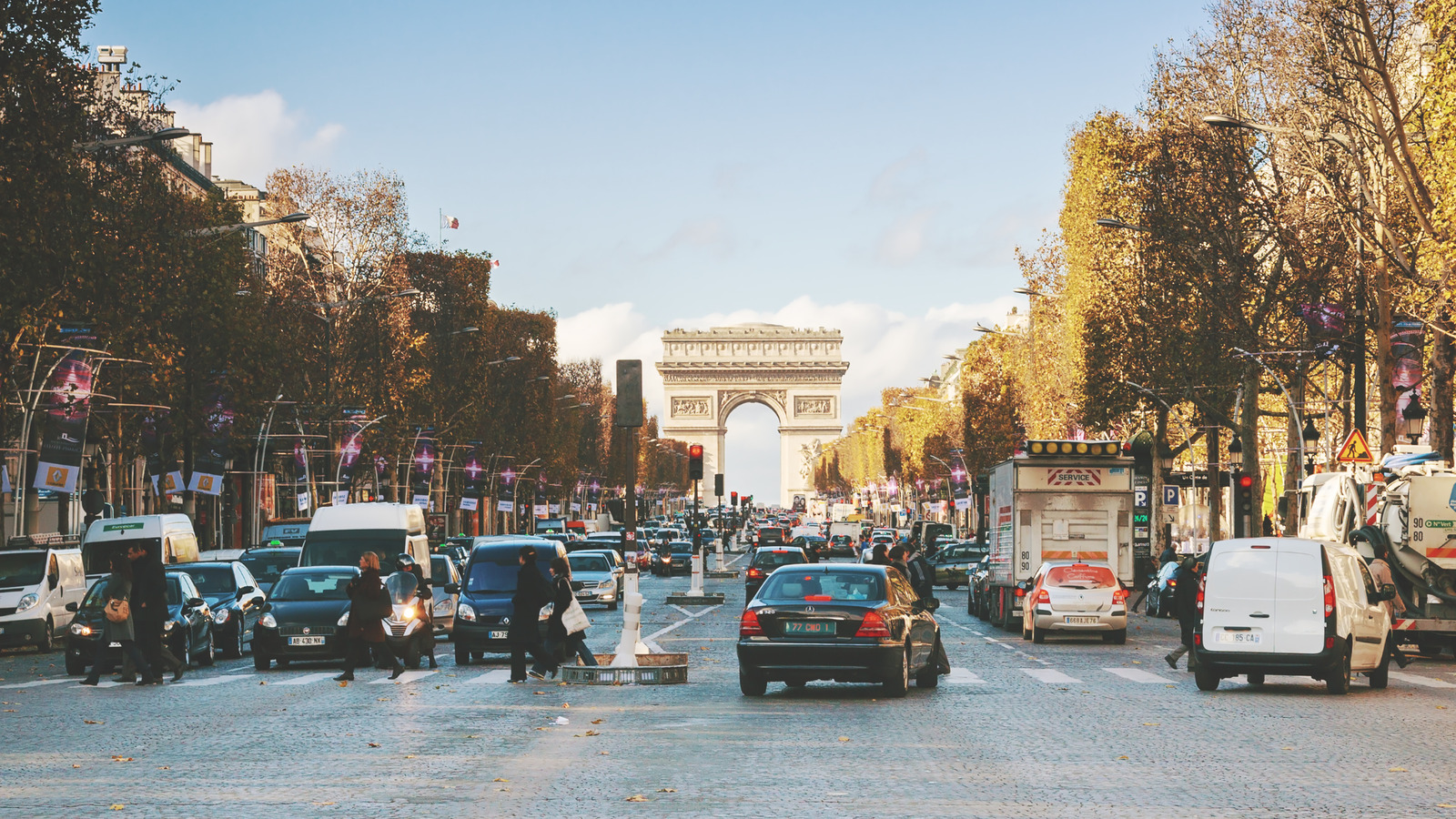 You Won't Find A Single Stop Sign On Your Vacation To Paris And Here's Why